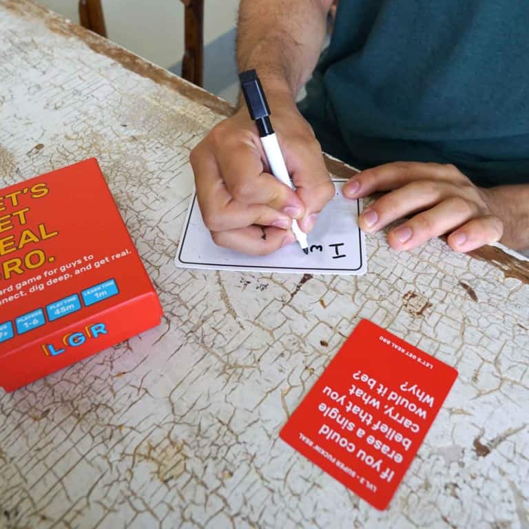 Estos 12 juegos de tarjetas de preguntas transformarán la forma en que te conectas con los demás ...